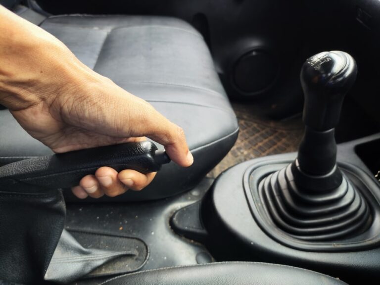 Freno de estacionamiento: cómo funciona y cuándo utilizarlo